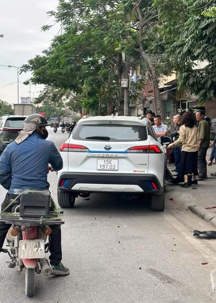 Ảnh TNGT: Vào cua tốc độ cao, Toyota Corolla Cross 15K 19702 đâm nát đuôi KIA Carnival 15K 25589